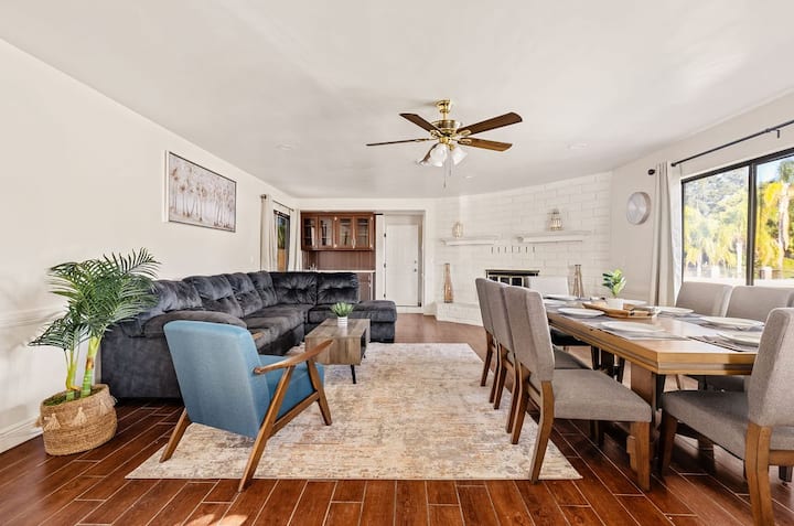 Urban Escape! Massive Home In Central Bakersfield! - Bakersfield, CA