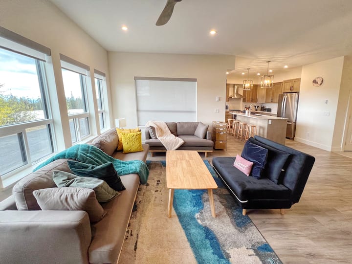 Happy Valley Front Row Fireworks &Private Hot Tub! - Big White Ski Resort, BC