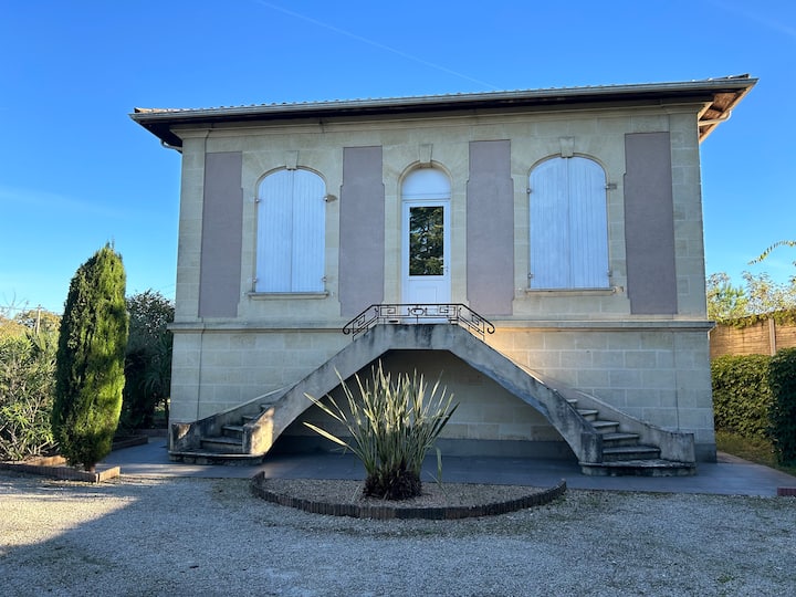 Belle Chartreuse En Pierre - Villenave-d'Ornon