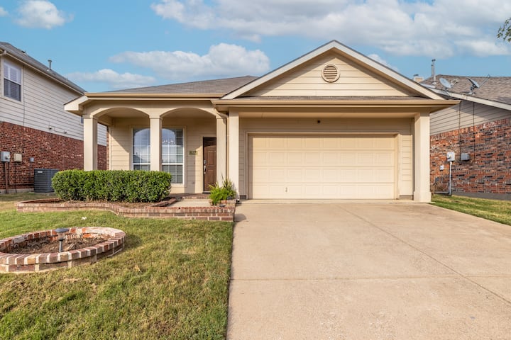 Your Western Comfort Near Stadiums & Downtown - Roanoke, TX