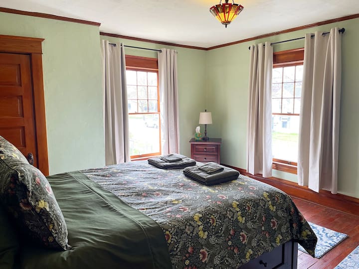 Friendly, Walkable & Affordable Downtown West Room - Kalispell, MT