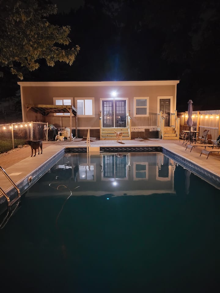 Overland Park Poolside Guest House - Overland Park, KS