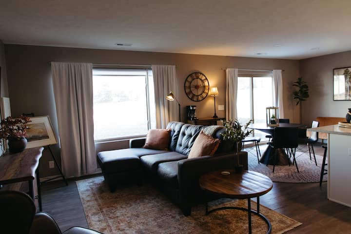 Stylish W. Omaha House. Shopping. King Suite. - Omaha, NE