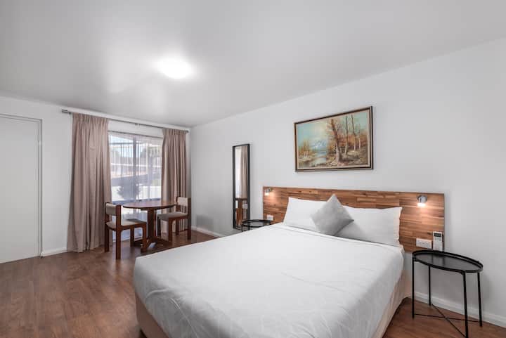 Newly Renovated Queen Room - Lilydale