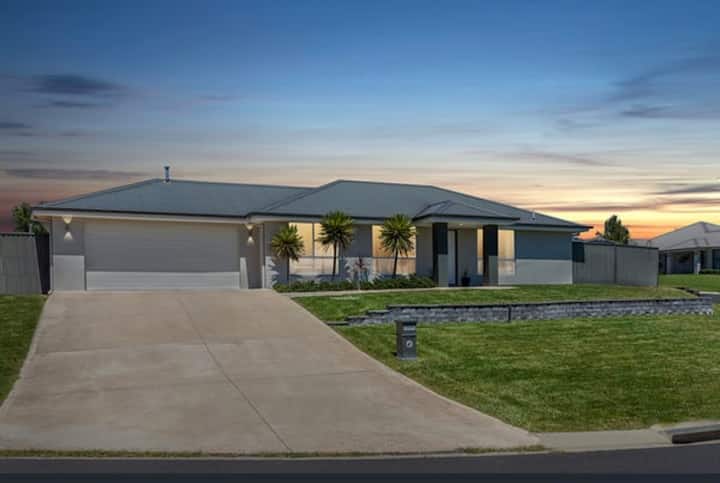 Family House In Kelso With Free Parking & Wifi - Bathurst