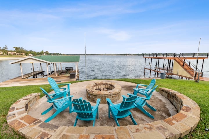 Lakefront Retreat, Hot Tub, Pets - Log Cabin, TX