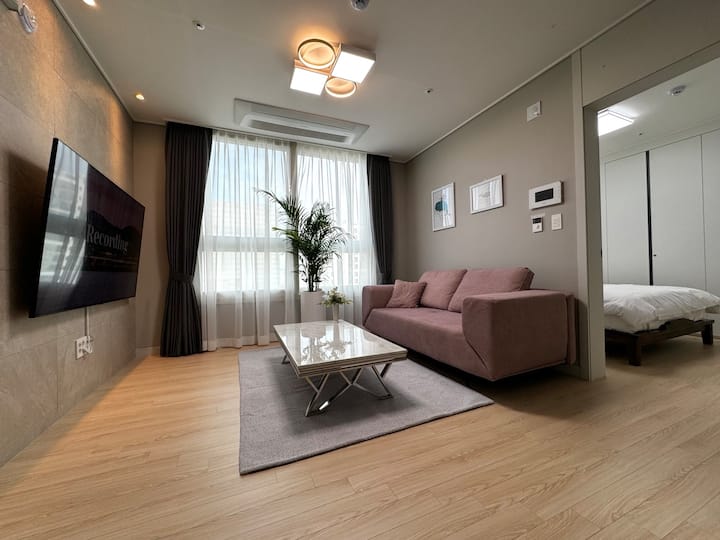 [은하수디앤엠] [찬연둘] 대전유성온천역3분/고층/신축/프리미엄호텔침구/룸3(all침대) - Daejeon