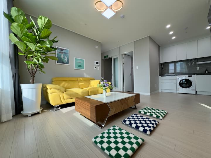 [은하수디앤엠] [반짝넷]고층/ 유성온천역3분/신축하우스/프리미엄호텔침구/룸3(all침대) - Daejeon