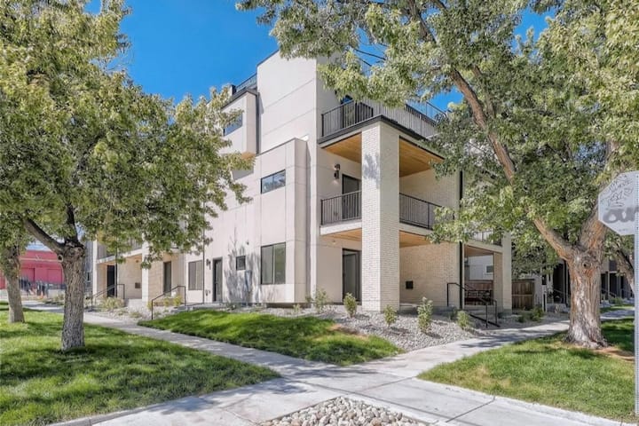 Townhome With Park, Skyline, Mountain Views! - Denver, CO