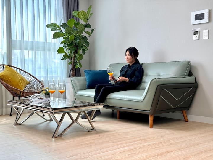 [은하수디앤엠] [찬연넷] 8인/단체숙소/고급침구/고층신축/유성온천역3분/방3화장실2 - Daejeon