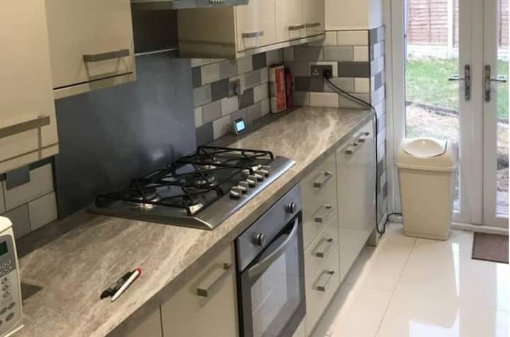 Well Appointed 4 Bedroom House - Royal Leamington Spa
