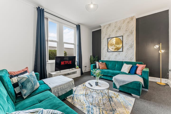 20% Off! Stylish Sheffield Abode Sleeps 12 - Derbyshire