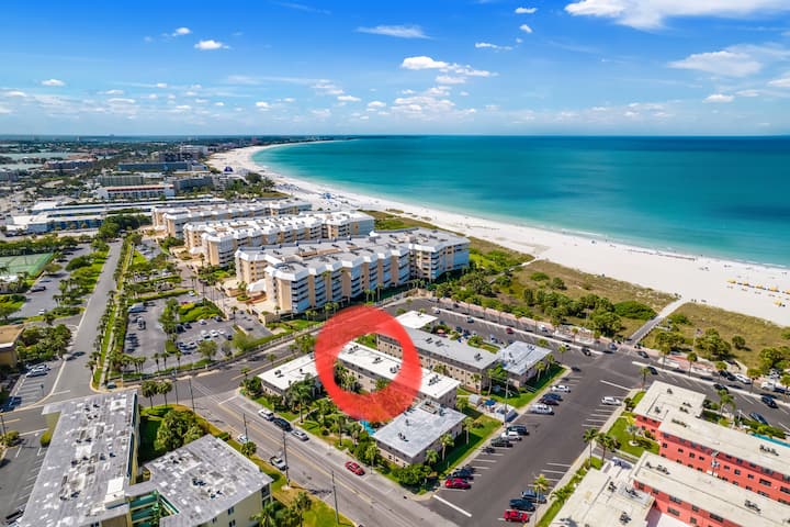 Bright 2br Beach Condo, Heated Pool. Fn 604 - St. Pete Beach, FL