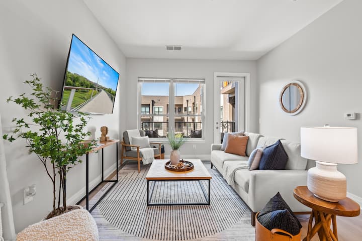 Dublin Retreat | Pool, Balcony, Free Parking - Dublin, OH