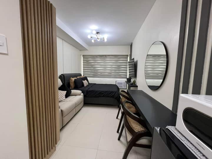 Modern Cozy Studio | Smart Tv W/ Netflix & Disney+ - Marikina
