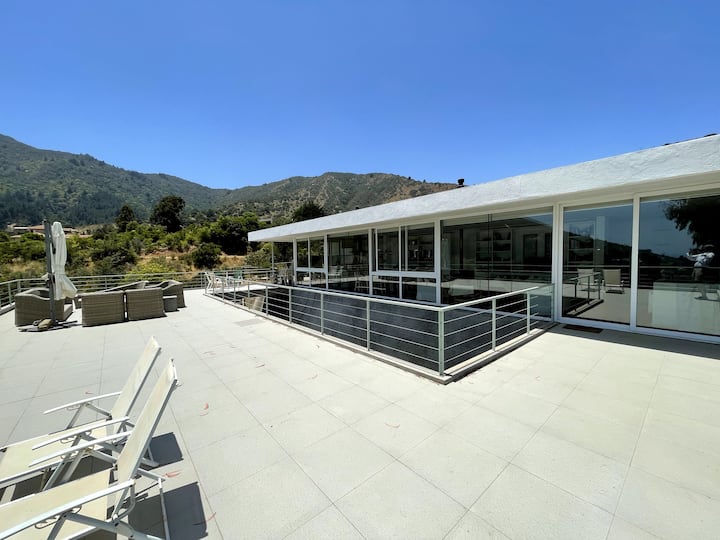 Casa Amplia Con Vista Despejada Al Mar Y Piscina. - Zapallar