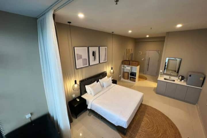 (B-00f)new Cozy Studio Room W/river View /Wifi - Nom Pen