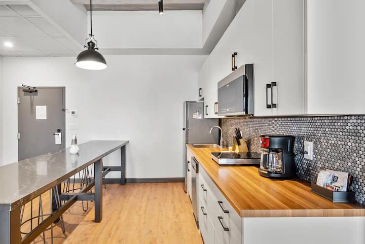 *Walk To Niagara Falls Tourist Area 2 Bedroom Loft - Niagara Falls, NY