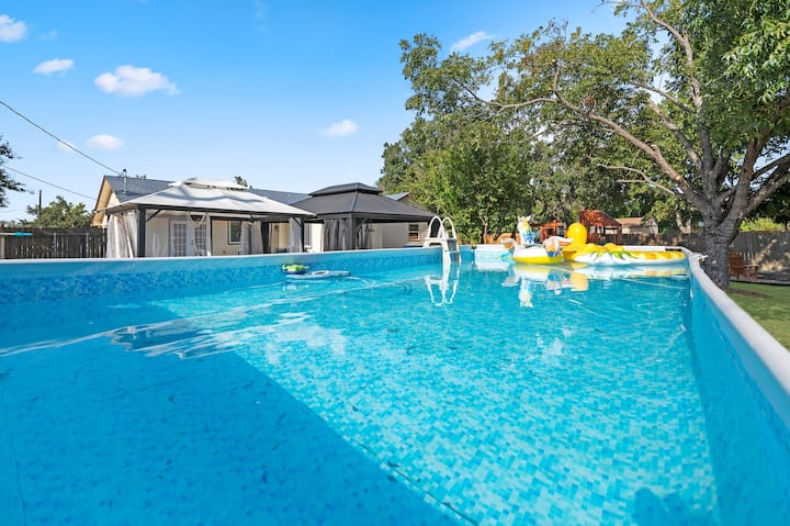 Family-friendly Pool, Games And Backyard Fun! - Austin, TX