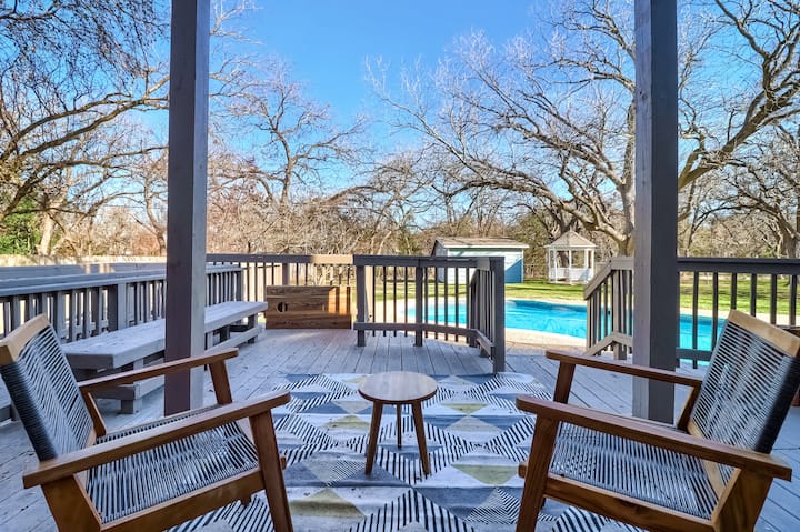 Big Home! Nordic Hot Tub! Pool + 2 Kitchens - Round Rock, TX