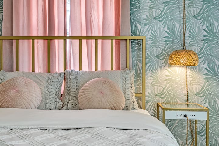 Art Deco Den: Crib | Pet | Free Prkg | Fire Tv - Cornwall, ON, Canada