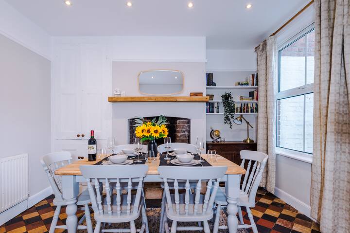 New! Spacious & Stylish Home, City Centre, Sleep 4 - Chester