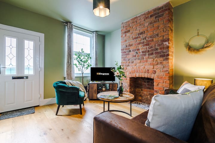 New! Stylish Home, Amazing Location, Sleeps 6! - Chester