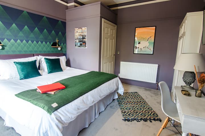 The Marmot. Stylish Luxe Superking Suite. - Harrogate