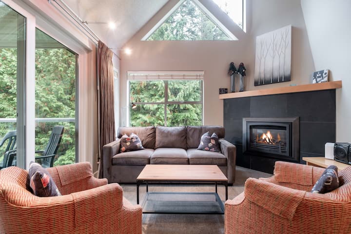 Free Parking | Steps To Blackcomb | Shared Hot Tub - Whistler