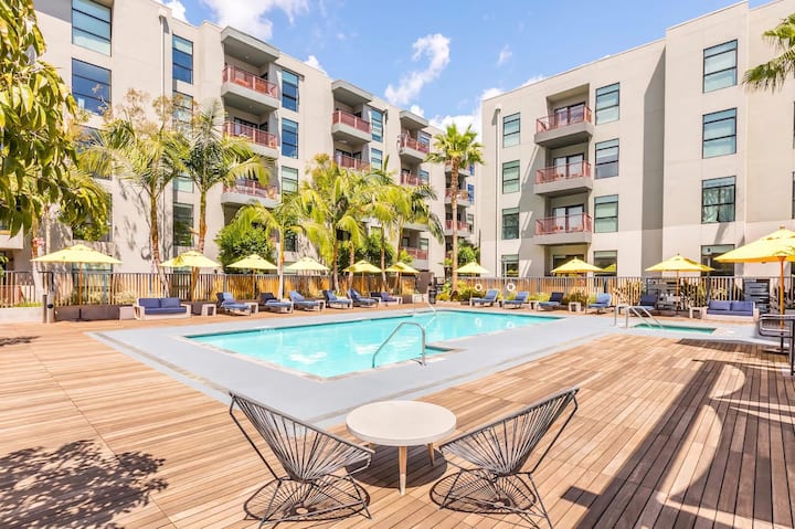 Luxury Vacation Above The Hollywood Stars - Hollywood, CA