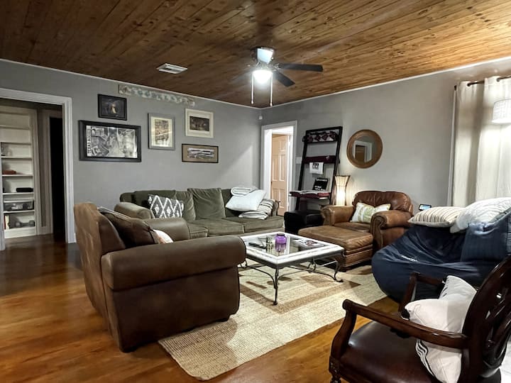 Reveille 5 Gameday Bungalow - Bryan, TX