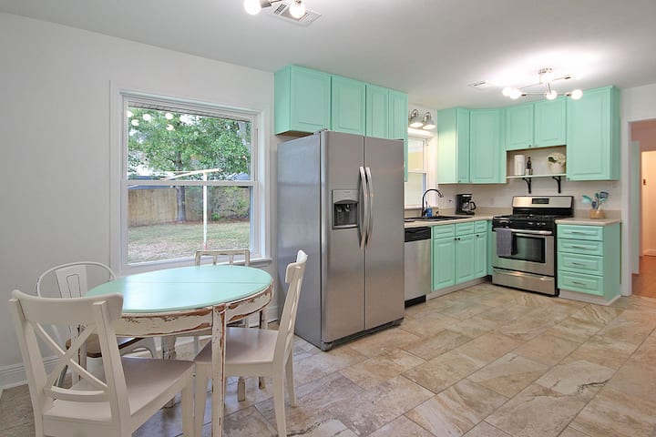 Secret Coast Beach House - 3 Minute Walk To Beach - Ocean Springs, MS
