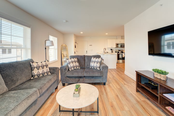 Chic 2br Hideaway | Balcony & Wifi Included - Crescent Beach, Auburn
