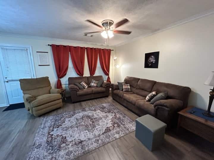 Aubie Hills 2bd/2.5ba Townhome - Auburn, AL