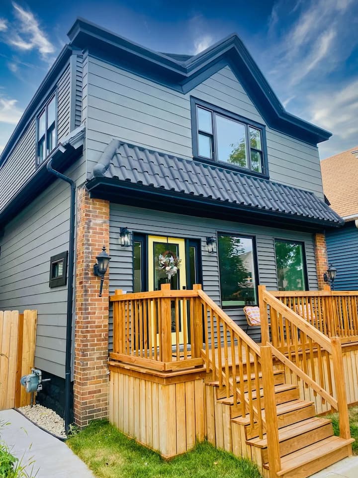 Bay View Luxury Stay | 4br | Garage & Fire Pit - Milwaukee