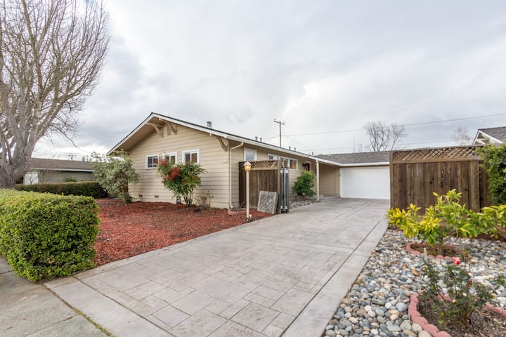 4 Bdrm/3 Bath Exec Home In Mtv - Mountain View, CA