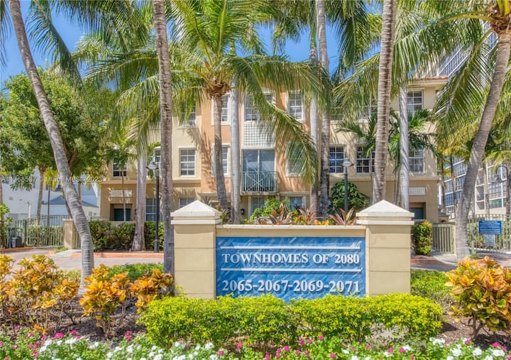 Beach Townhouse 3 Bed /3 Bath - Aventura