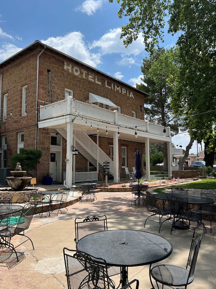 Hotel Limpia - Double Queen - Fort Davis