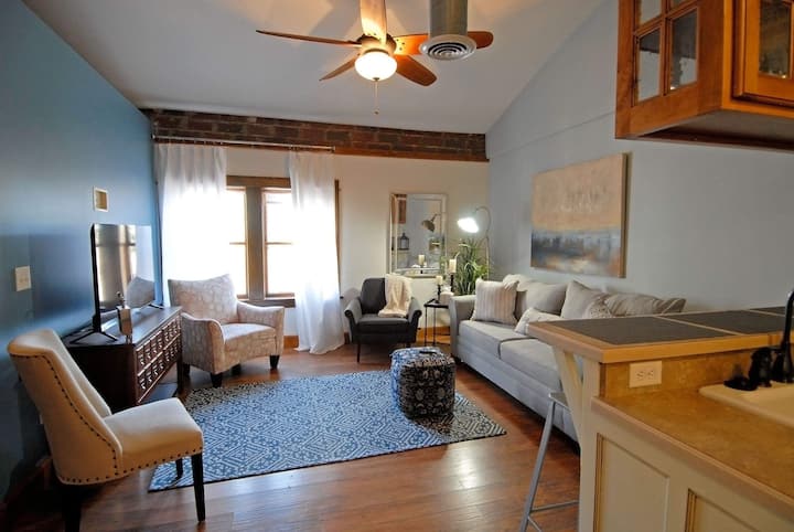 Unique Craftsman Style Loft Downtown Bloomington - Bloomington, IN