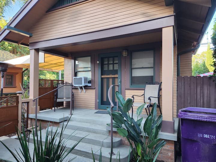 California Bungalow Near The Beach. - Long Beach, CA