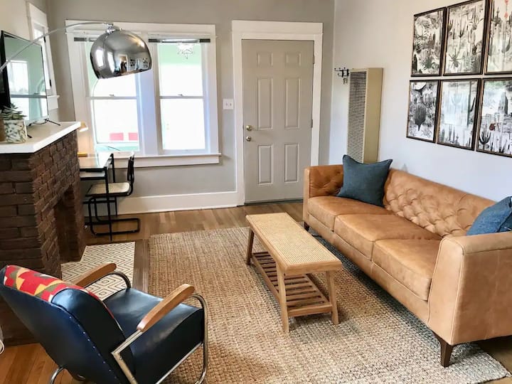 Charming Cottage With Modern Decor - Albuquerque, NM