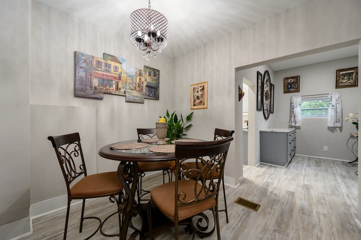 Historic Touch Private Ensuite In Winter Haven - Winter Haven, FL