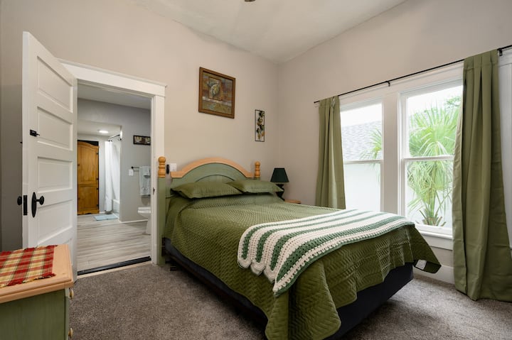 Private Ensuite | Sports Events | Lake | W/d - Winter Haven, FL