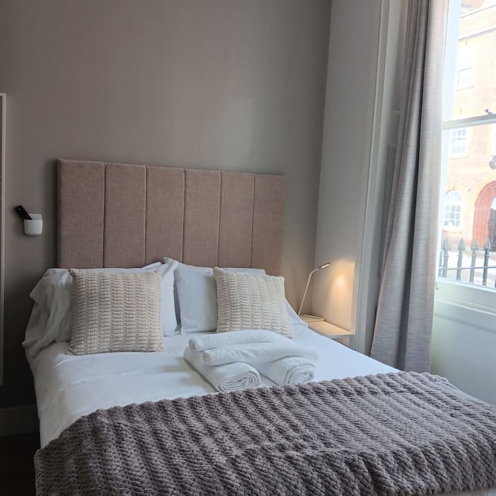 Room 14 - Ground Floor Front - Bloomsbury