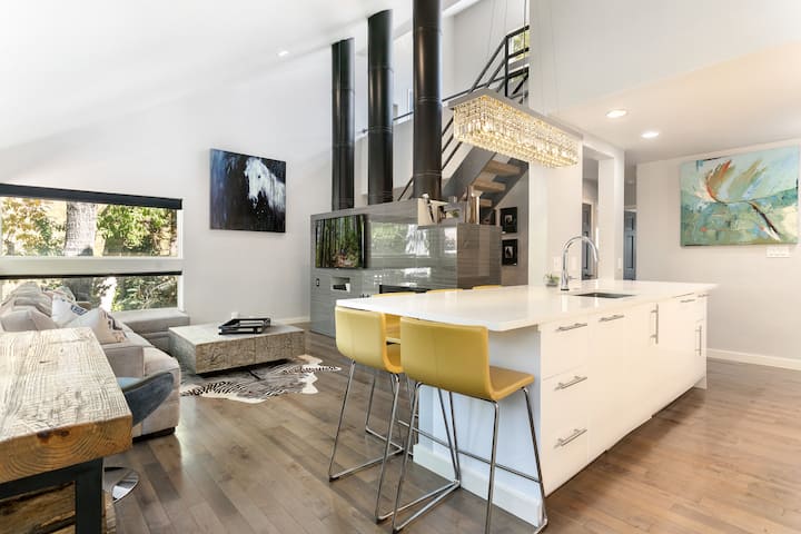 Pet Friendly Luxury East Vail Condo - On Bus Stop! - Vail, CO
