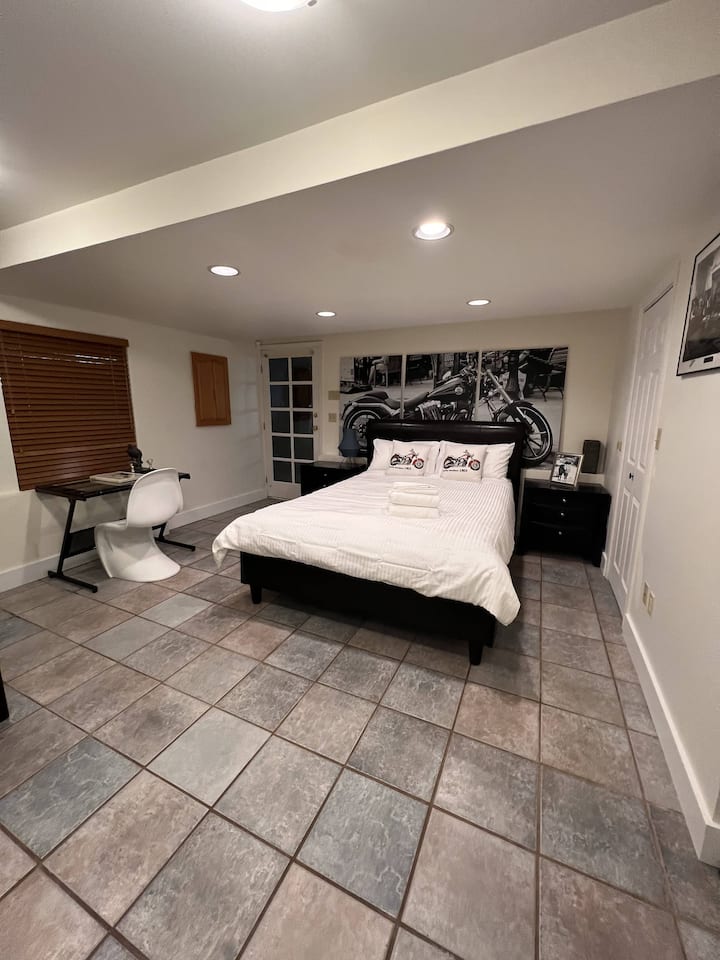 Private Bedroom, Powder Room, Pool/hot Tub - North Vancouver