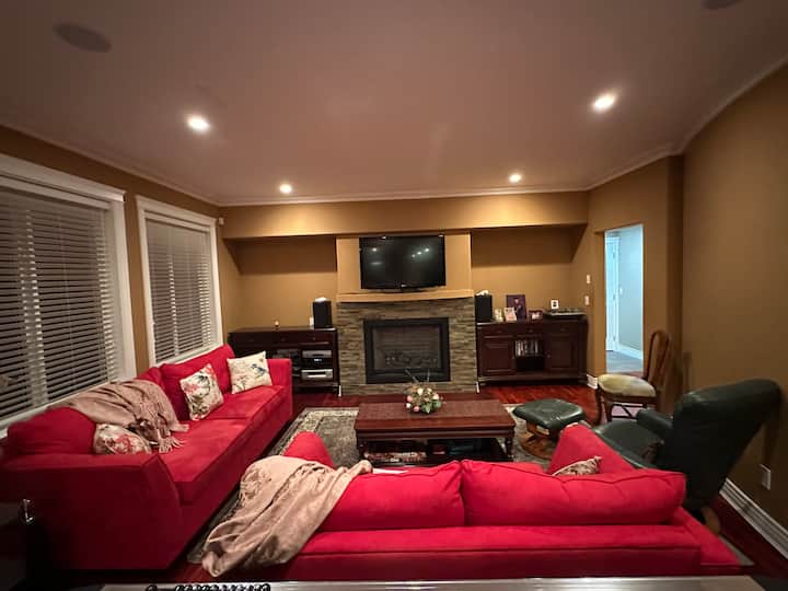 2 Bedrooms Suite/pool At Prestigious Neighborhood - Surrey, BC