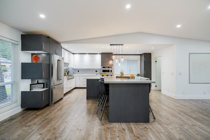 Cozy Living & Gorgeous Kitchen - Surrey