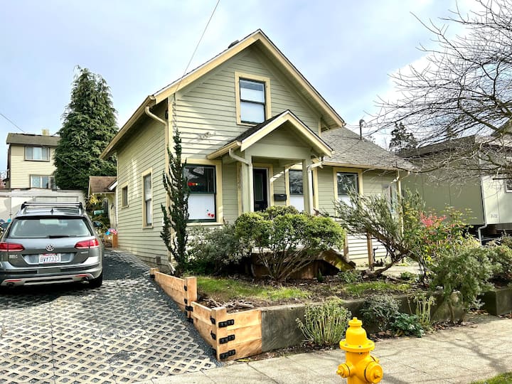 Sweet 1800s Fremont Bungalow - Seattle, WA