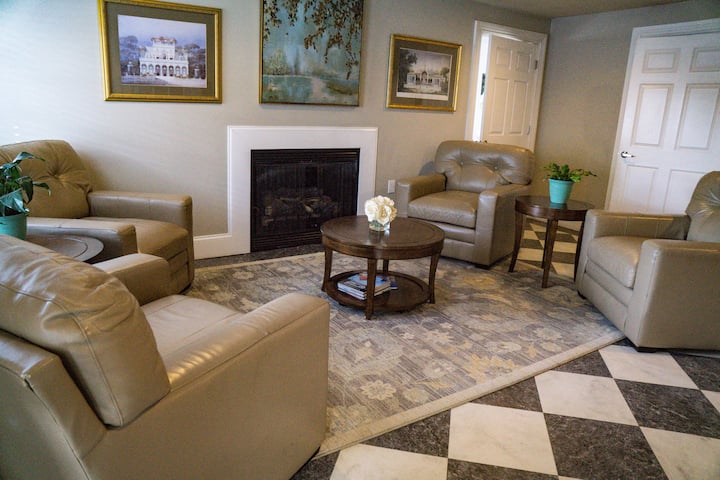 Spring Room Suite Of Historic Mansion - Marietta, PA